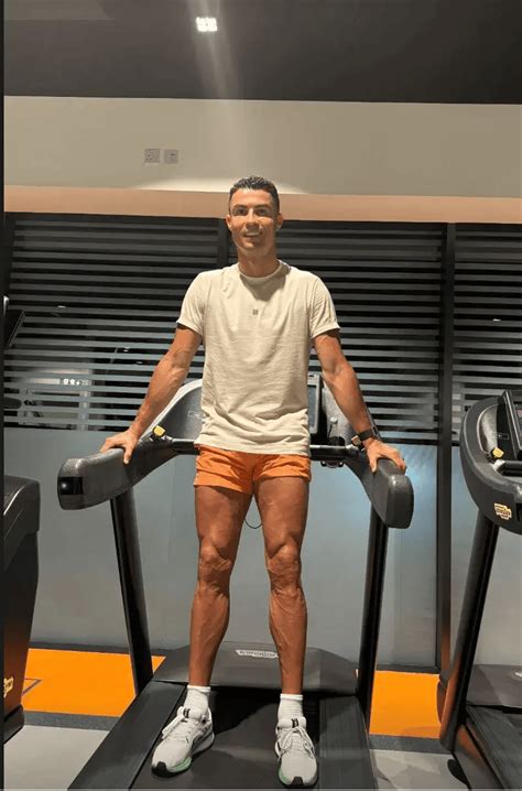 C罗与女友乔治娜一起健身 大腿肌肉线条完美图 搜狐大视野 搜狐新闻