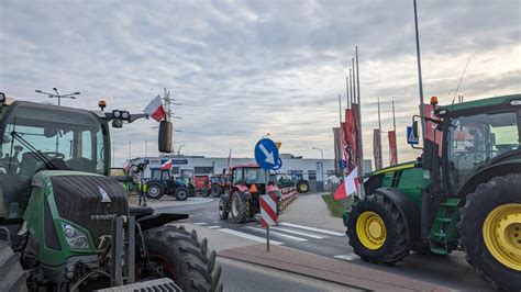Protest kilkunastu tysięcy rolników pod Poznaniem Blokady dróg w wielu
