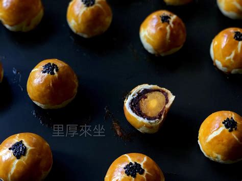里厚來坐自家烘焙咖啡店 致喜愛里厚紅土鹹蛋黃酥的朋友們，目前我們預訂每週二、六出爐取貨，欲訂購請於出貨日至少三