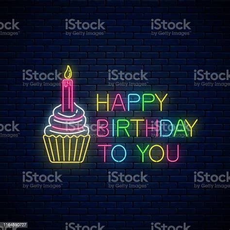 케이크와 촛불 생일 카드의 빛나는 네온 사인 네온 스타일의 생일 케이크 축하 기호입니다 기념일에 대한 스톡 벡터 아트 및 기타
