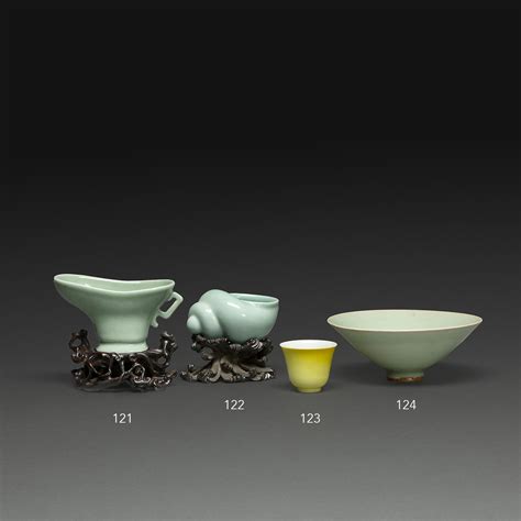 Lot COUPE JUE en porcelaine émaillée céladon en forme de jue