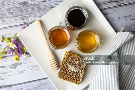 벌집 옆에 다양한 종류의 꿀이 담긴 항아리와 위에서 본 야생화가 담긴 접시에 꿀 국자 0명에 대한 스톡 사진 및 기타 이미지 0명 건강한 생활방식 건강한 식생활