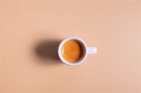 색깔이있는 배경에 세라믹 커피 한 잔 미니멀리스트 흑백 개념 도예에 대한 스톡 사진 및 기타 이미지 도예 커피잔 하이