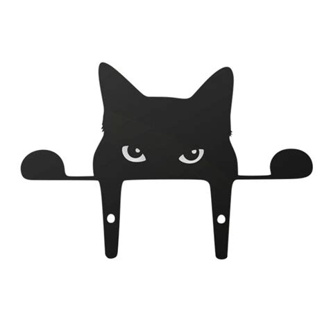 Черная кошка с большими глазами
