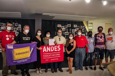 ANDES SN entrega presencialmente carta de compromisso a candidata à