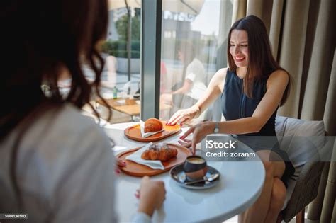 레스토랑 테이블에서 친구와 브런치를 먹는 아름다운 여자 바에 대한 스톡 사진 및 기타 이미지 바 여자 크루아상 Istock