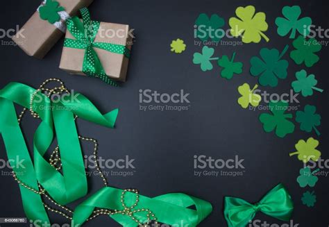 녹색 Shamrocks와 검은 배경에 Quatrefoil입니다 세인트 패 트 릭 일 3월에 대한 스톡 사진 및 기타 이미지