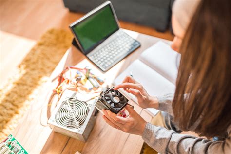알아볼 수 없는 학생이 손에 컴퓨터 쿨러를 들고 집에서 컴퓨터 하드웨어에 대한 E교육에 참석하는 동안 메모를 기록합니다 가정 생활에 대한 스톡 사진 및 기타 이미지 Istock