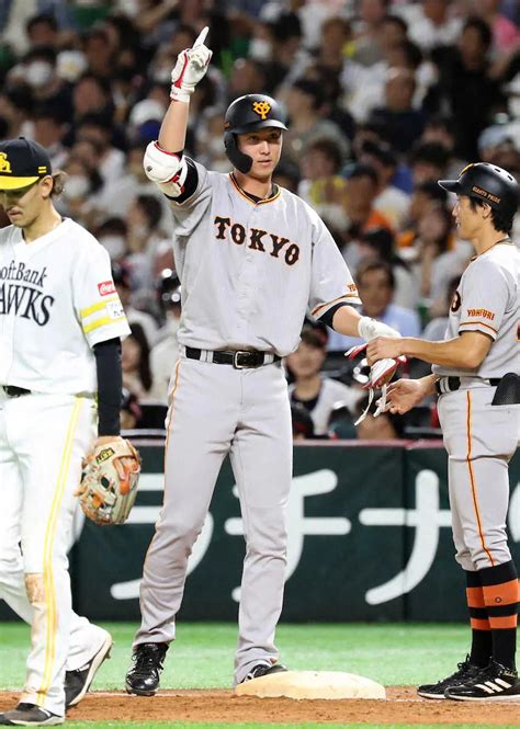 ＜ソ・巨＞5回1死満塁、右前に適時打を放った秋広（撮影・中村 達也） ― スポニチ Sponichi Annex 野球