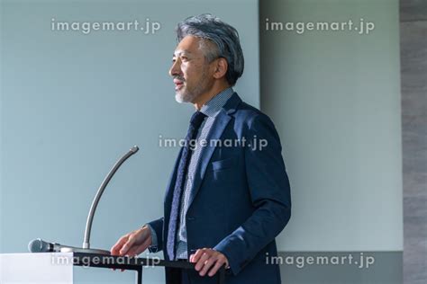 マイクを使って話すミドルの日本人ビジネスマン （人物）の写真素材 199816280 イメージマート