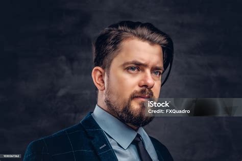 수염과 헤어스타일와 잘생긴 중 년 남자의 클로 우즈 업 초상화 우아한 정장 양복 입고 스튜디오에서 질감 어두운 배경에 고립 고풍