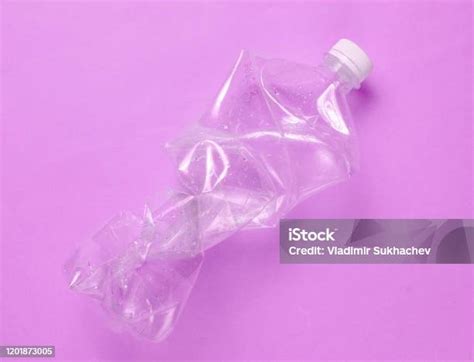 최소한의 생태 학적 개념 보라색 배경에 구겨진 플라스틱 병 환경 플라스틱 오염 0명에 대한 스톡 사진 및 기타 이미지 0명 개념 개념과 주제 Istock