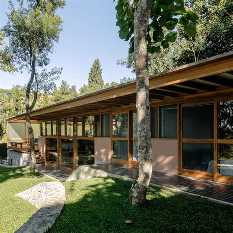 Denis Joelsons juxtaposes linear house with circular gardens in São Paulo