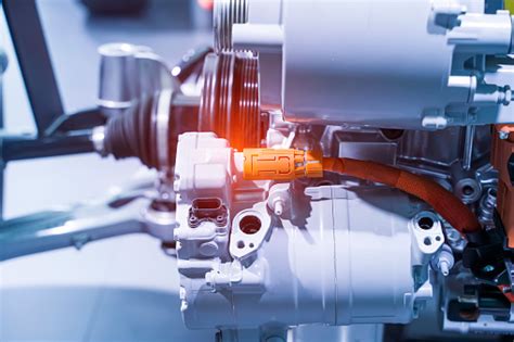 에코 카 엔진 자동차 부품 개념의 전기 시스템에 설치된 배터리 및 와이어 수리에 대한 스톡 사진 및 기타 이미지 수리 전기 자동차 대체 연료 차량 전기자동차 충전소