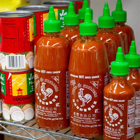 Huy Fong 28 Oz Sriracha Hot Chili Sauce 12case