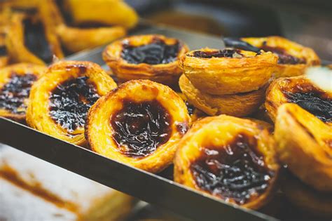 전통적인 포르투갈 계란 타트 반죽 케이크 디저트 카페에 다른 포르투갈 과자와 Pasteis De Nata 저장 창 파스텔 드