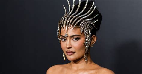 Kylie Jenner átlátszó ruhában jelent meg egy kiállításon