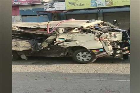 پھالیہ ڈمپر اور وین میں تصادم، 3 خواتین سمیت 5 افراد جاں بحق