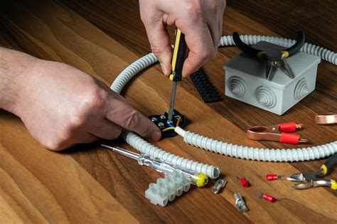 전기 기술자는 드라이버로 와이어를 커넥터에 조이십시오 주인의 손 클로즈업 개체 그룹에 대한 스톡 사진 및 기타 이미지 개체 그룹 건설 산업 구리 Istock