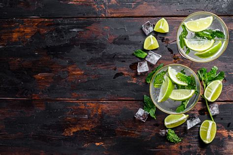 신선한 음료 레모네이드 모히토 민트 잎 라임 얼음모히토 검은 색 나무 배경 맨 위 보기입니다 복사 공간 0명에 대한 스톡 사진 및 기타 이미지 Istock