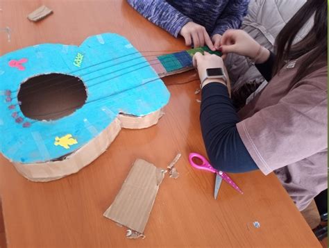 Ziua Femeii cu instrumente muzicale din materiale reciclabile și nu