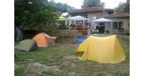 Родители на децата от палатковия лагер в двора на учителката Те са на гости