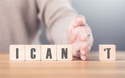 손은 I Cant라는 단어에서 문자 T를 분리하여 Can으로 변환합니다 이 이미지는 장애물을 극복하고 의심에서 권한 부여로 전환하고 긍정적인 사고 방식을 수용하는 것을