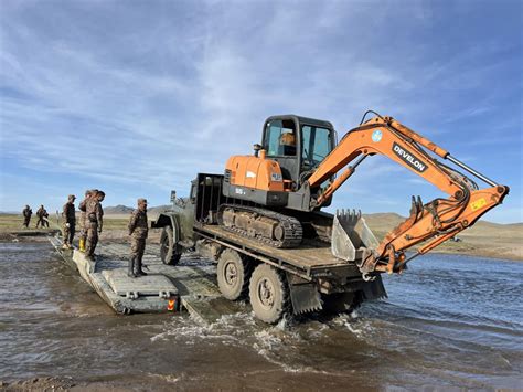 Хүнүй голын хүн ихээр зорчиж нэвтэрдэг хэсэгт хөвүүр гүүр байрлуулж байна
