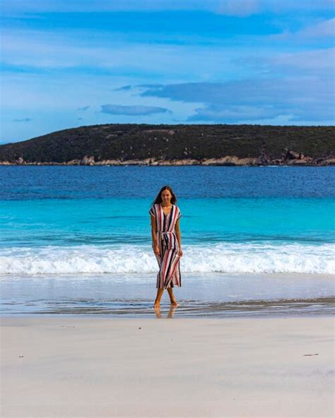 Belle Fille Aux Cheveux Longs Dans Une Robe Longue Se Promène Sur Une Plage Paradisiaque Sable