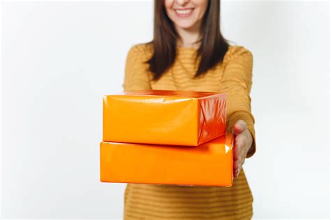생일에 노란색 옷에 젊은 행복 한 여자는 광고에 대 한 절연 흰색 배경에 존재 하 고 축 하 하 고 즐기는 휴가와 오렌지 선물