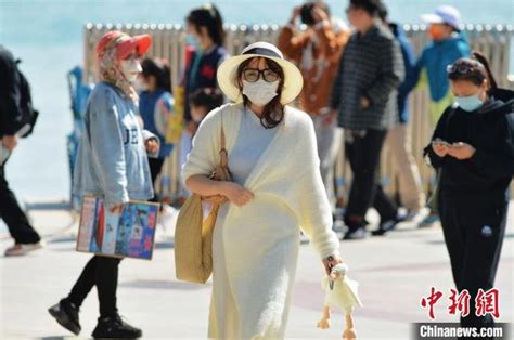 山东青岛：气温“大跳水” 游客着秋冬装御寒新浪图片