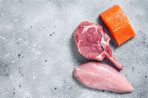 식탁에 연어 쇠고기 송아지 고기 칠면조 를 곁들인 생 고기 스테이크 세트 회색 배경 맨 위 보기입니다 복사 공간 소고기에 대한 스톡 사진 및 기타 이미지 Istock