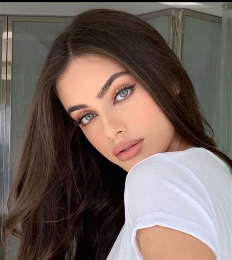 Pin En Yael Shelbia Peinados Belleza Mujer Belleza De Cara