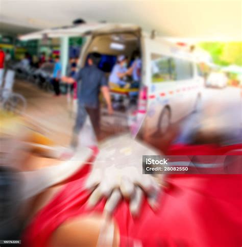 병원의 사고 및 응급 병 동에 구급차로 병원에 환자를 수송 하는 응급 의료진 팀의 흐려 구조 자 심폐 소생술 안전 생활에 대 한 교육 효과 확대 합니다 구급차에 대한 스톡