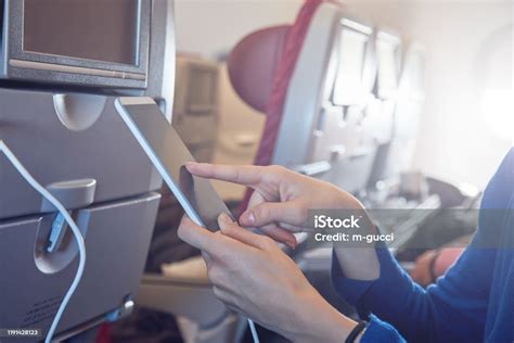 현대 비행기 좌석에서 휴대 전화를 사용 하는 여자입니다 Usb 케이블에 대한 스톡 사진 및 기타 이미지 Usb 케이블 관광