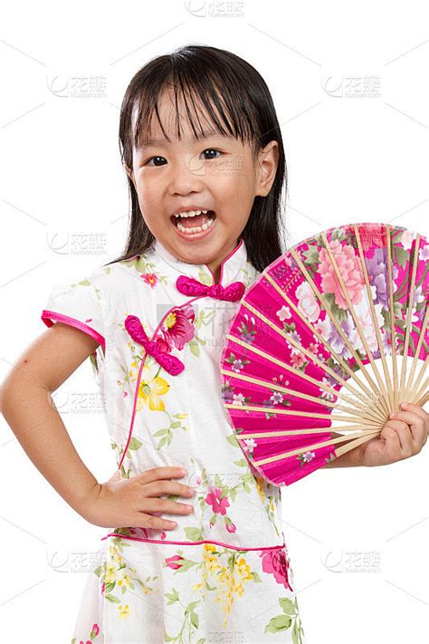 亚洲小中国女孩拿着东方扇子
