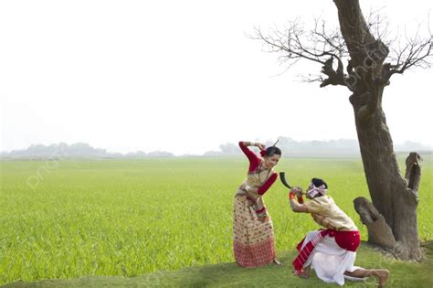 Background Pria Bihu Meniup Pepa Sementara Wanita Bihu Menari Mengikuti