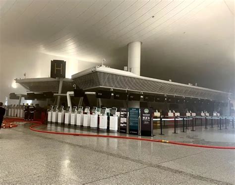 杭州萧山机场浓烟滚滚T3航站楼H岛暂停使用旅客行李提取处全是水 腾讯新闻