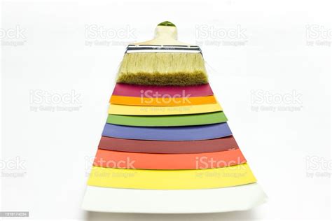 색상 팔레트 와 브러시 페인트 샘플 카탈로그의 가이드 주택 개조를위한 페인트를 선택하는 팔레트 Diy에 대한 스톡 사진 및 기타