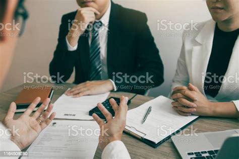 면접실에서 는 직원이 이력서 문서를 준비하고 업무 경험에 대해 이야기하고 분석하는 관리자에게 제시합니다 경영자에 대한 스톡 사진
