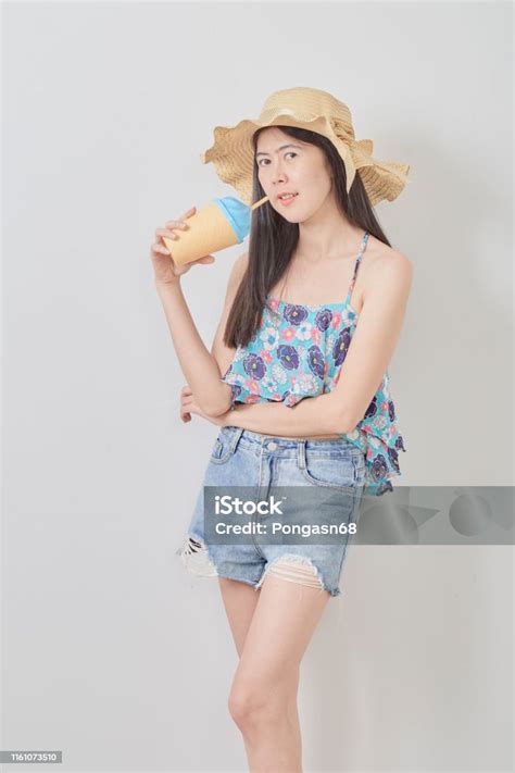 흰색 배경에 여름에 모자를 쓰고 웃는 매력적인 여성의 초상화 30 34세에 대한 스톡 사진 및 기타 이미지 30 34세 과일 주스 관능 Istock