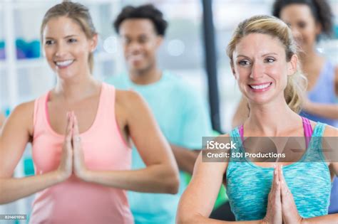 여자 요가 시작 하기 전에 동급 생과 나 마스 테를 사용 하 여 새 해 인사 건강한 생활방식에 대한 스톡 사진 및 기타 이미지 건강한 생활방식 남성 남성성 Istock