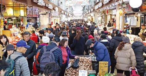 설 앞두고 농수산물 할인북적이는 재래시장 한국경제