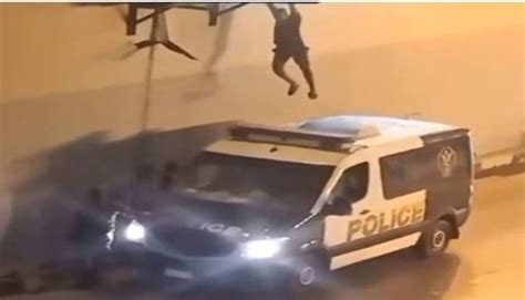 شاهد حقيقة لص سقط على سيارة شرطة في مصر موقع 24