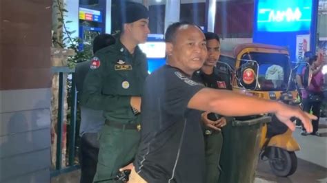 រថ យ ន្ត លុ ច សុី ស បំ ពា ន ភ្លេី ង ស្តុ ប ក្រ ហ ម ទៅ បុ ក រះ ម៉ូ តូ ២ គ្រឿ ង កំ ពុង ធ្វេី ដំ