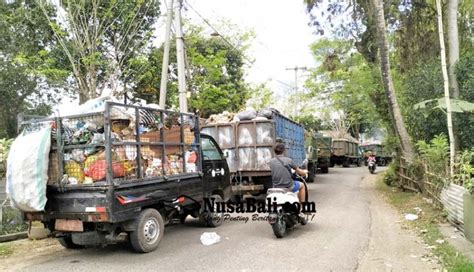 NUSABALI Ekskavator Ngadat Jam Antrean Truk Angkut Sampah Mengular