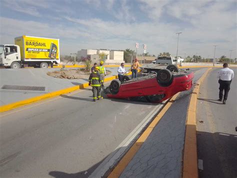 Torreón Por exceso de velocidad joven vuelca en el Nudo Mixteco