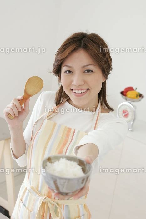ご飯をよそう若い女性の写真素材 14356539 イメージマート