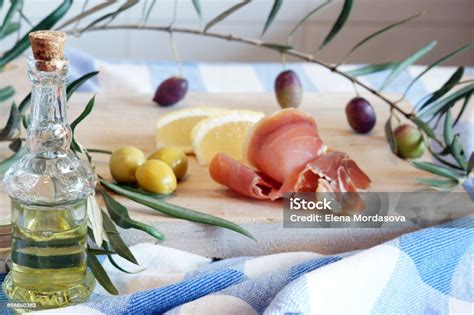 스페인어는 Jamon 올리브와 올리브 오일 병 나무 절단 보드에 있는 아직도 생활 배고픈에 대한 스톡 사진 및 기타 이미지 배고픈 사진 이미지 수평 구성 Istock