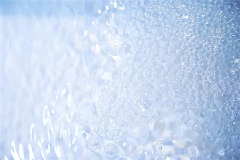 青い水のテクスチャー 泡と泡立つ水 プレミアム写真
